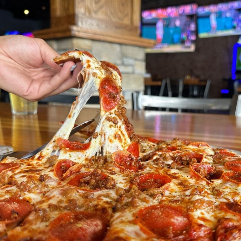 Evansville Restaurant and Country Bar | Six Strings on Franklin